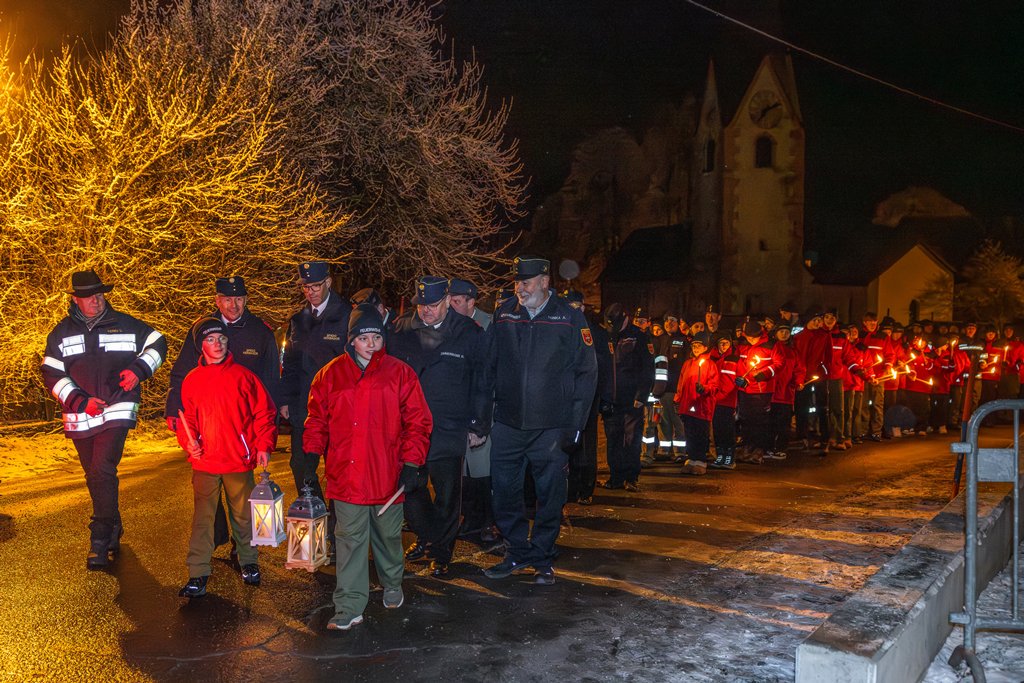 Friedenslicht erleuchtet Tröpolach: Feuerwehrjugend trägt Symbol der ...